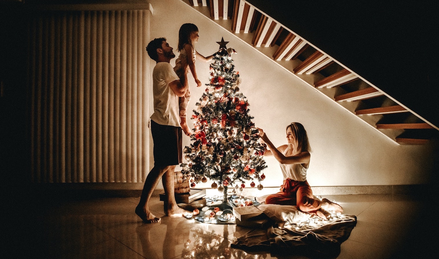 Making Your Christmas More "Wonder", Less "Full" - Godly Parent
